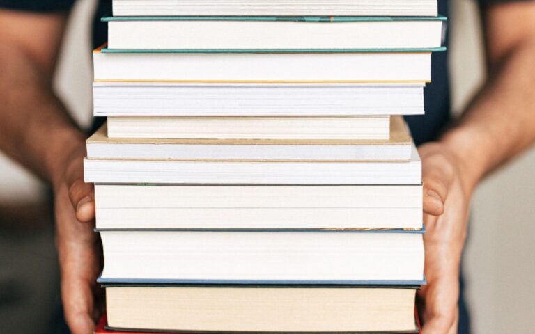 Geladeira com livros faz sucesso em Maruípe – ES Brasil
