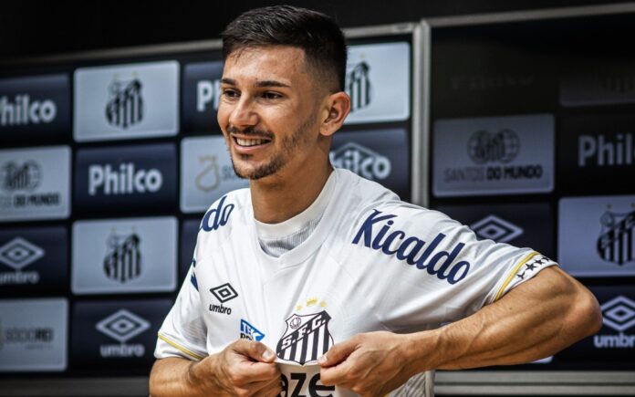 Maxi Silvera chega ao Santos com promessa de dedicação