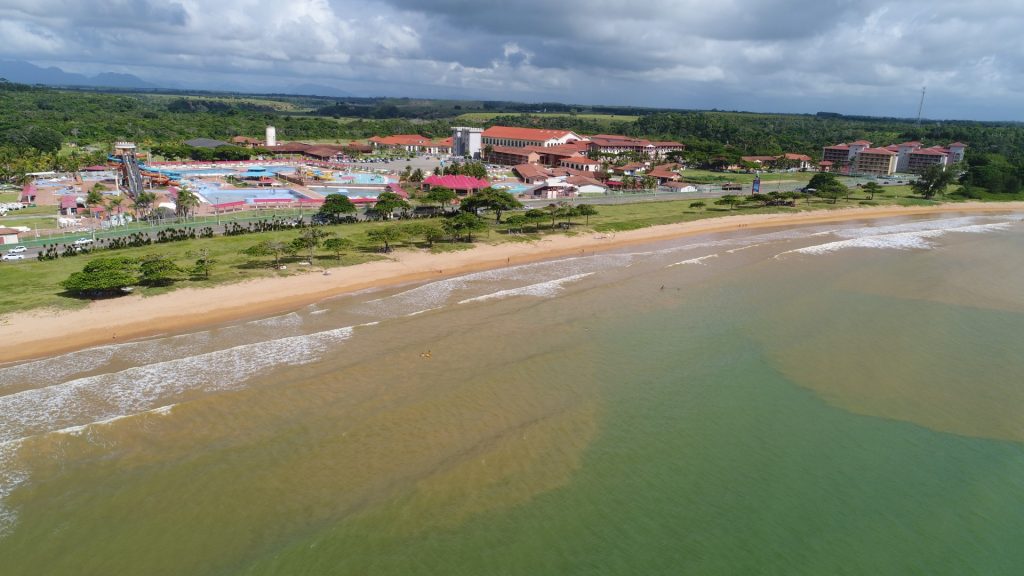 Praia Formosa e suas opções de lazer atraem visitantes em Aracruz